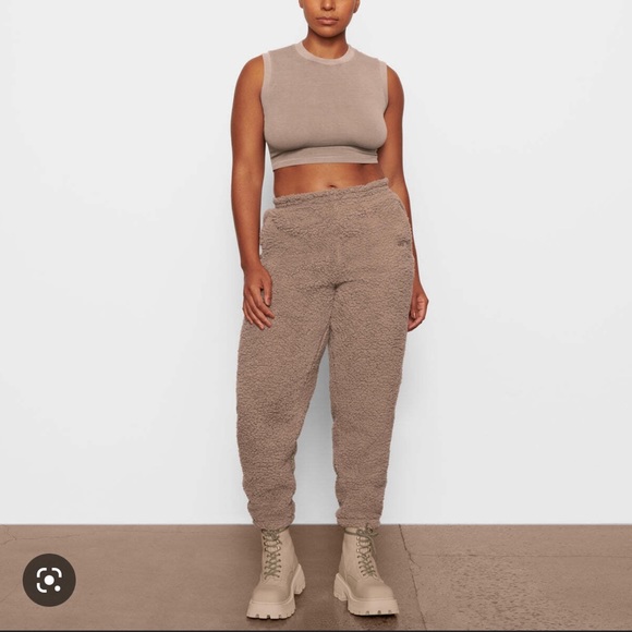 SKIMS | Pants & Jumpsuits | Nwt Skims Sherpa Jogger Pants Size Xl Color ...